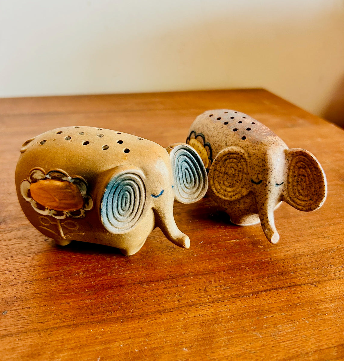 Small Vintage Art Pottery Clay Elephant Stick or Hat Pin Holder Figuri – Sunbeam Vintage